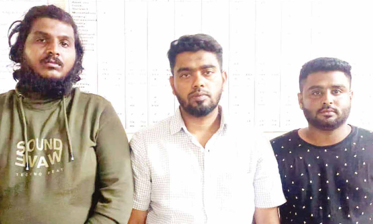 சிங்கப்பூரில் இருந்து தங்கம் கடத்த குருவியாக செயல்பட்ட வாலிபரை காரில் ...