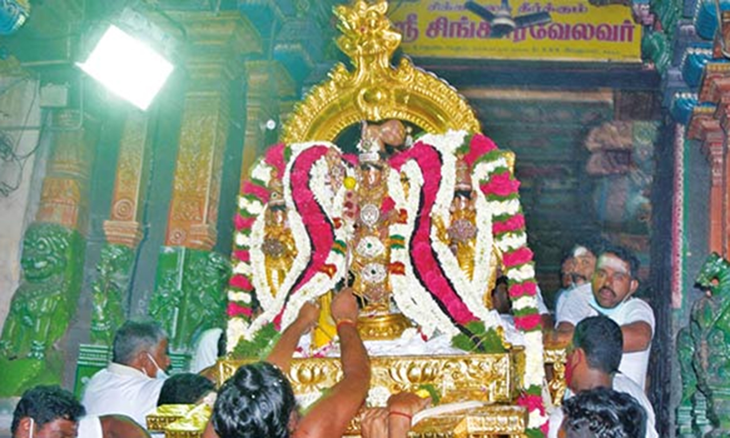 சிக்கல் சிங்காரவேலவர் கோவிலில் நடக்கும் கந்த சஷ்டி விழா தேரோட்டம் ...