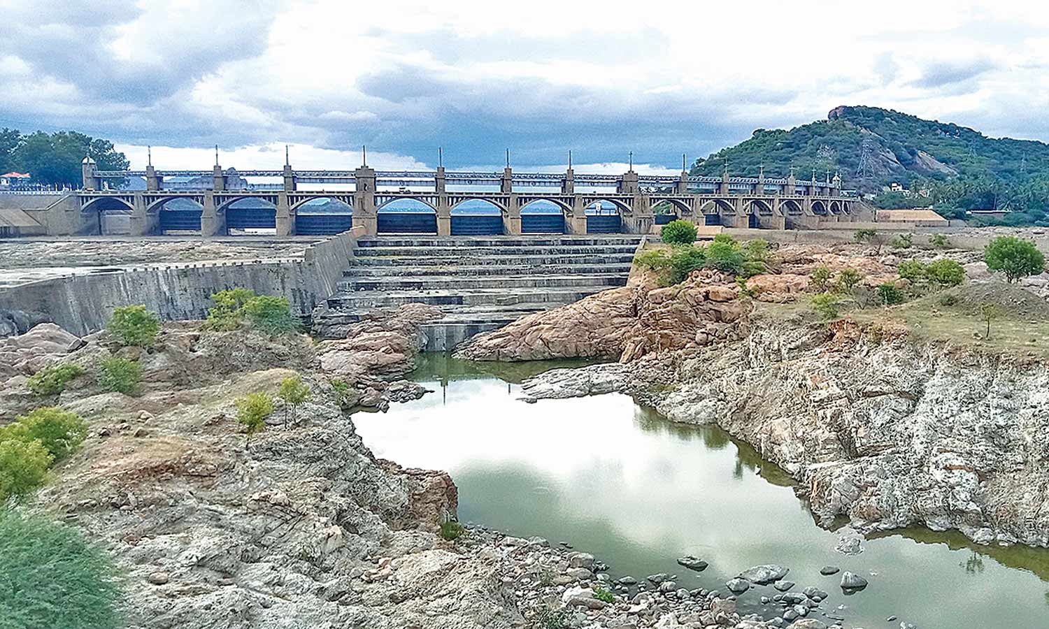 மேட்டூர் அணை 16 கண் மதகுகள் தண்ணீர் இல்லாமல் வெறிச்சோடியது | water ...