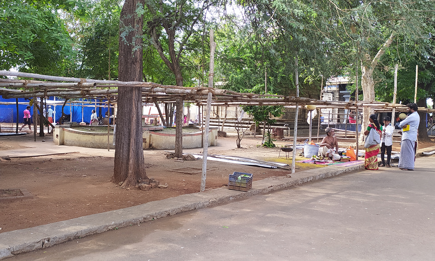 பவானி கூடுதுறையில் பக்தர்களின் வசதிக்காக இரும்பு தகர செட் அமைக்கும் ...