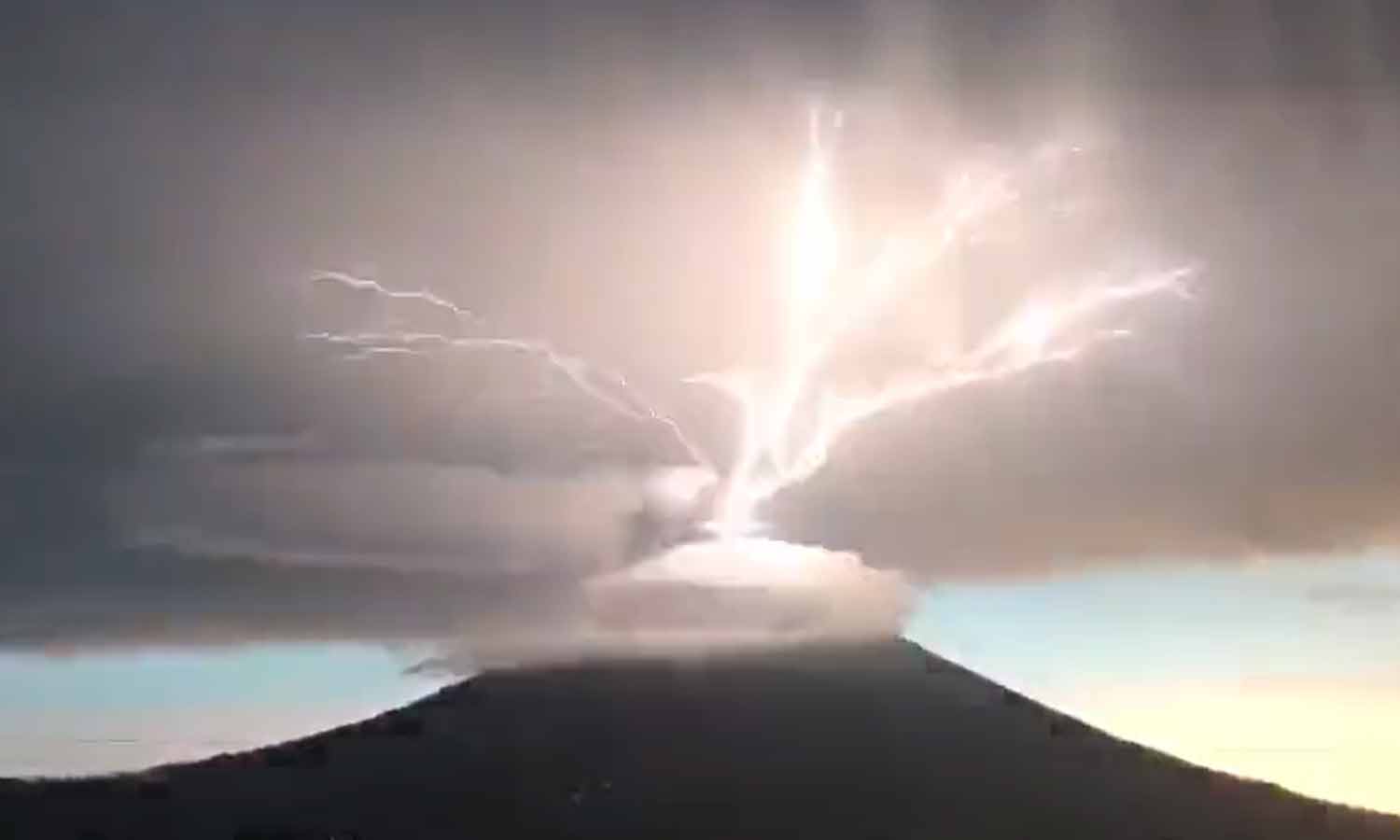 மின்னலா...!!!, எரிமலை வெடிப்பா...!!!: வைரலாகும் தத்ரூப வீடியோ ...