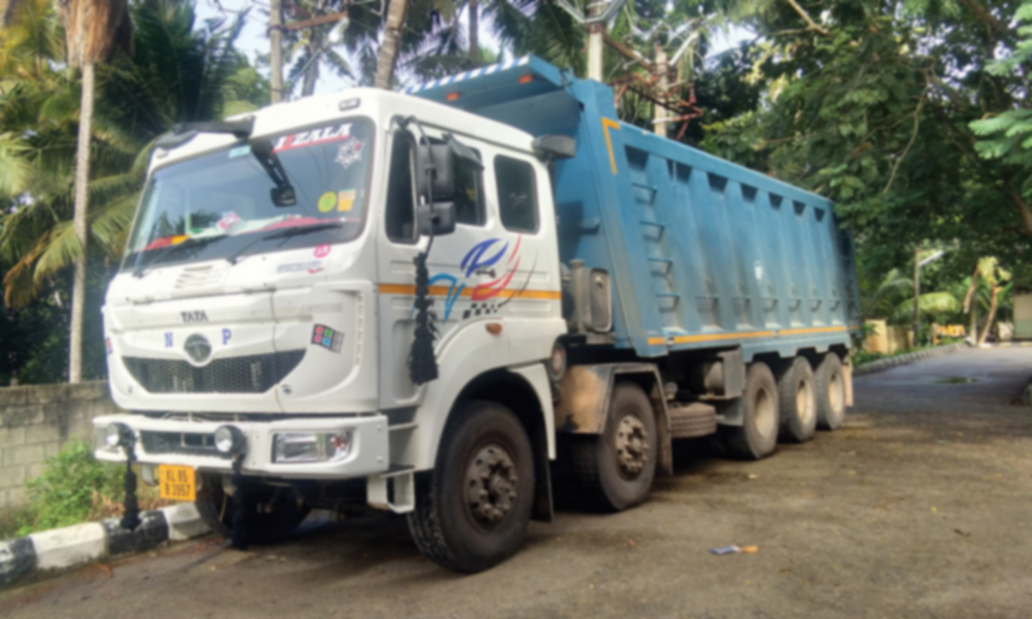 கொல்லங்கோடு அருகே கேரளாவுக்கு கனிம வளம் கடத்திய லாரி பறிமுதல் ...