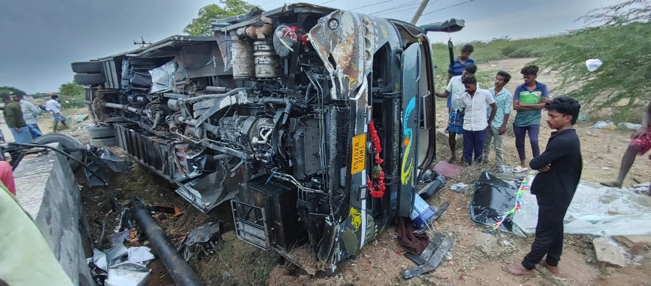 திருச்சி அருகே தனியார் பஸ் கவிழ்ந்து விபத்து | TRICHY NEWS -Private bus ...