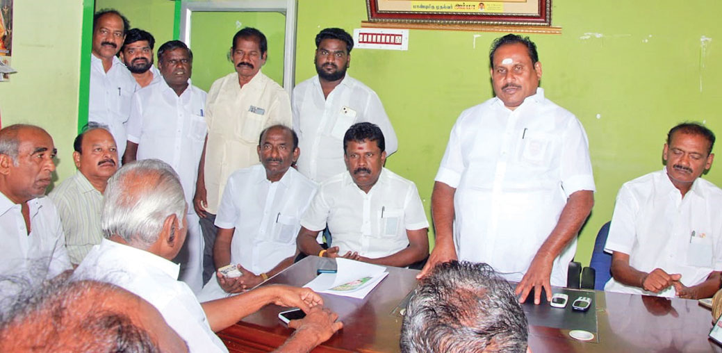 மதுரை அ.தி.மு.க. மாநாட்டிற்கு தூத்துக்குடி தெற்கு மாவட்டத்தில் இருந்து ...