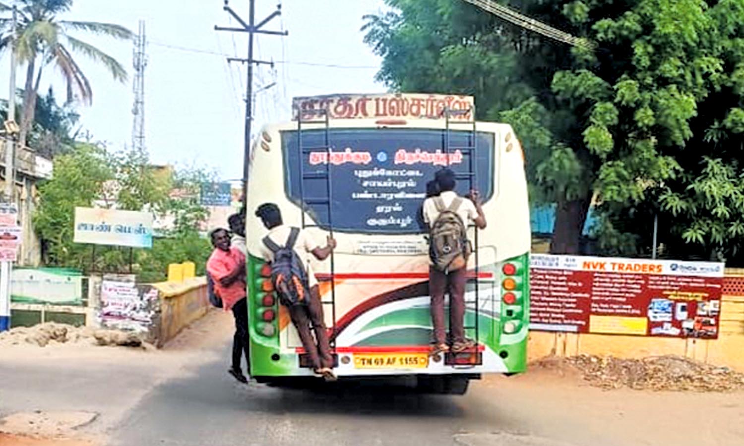 சாயர்புரத்தில் பஸ்சில் பின்பக்க ஏணிகளில் மாணவர்கள் ஆபத்தான பயணம் ...