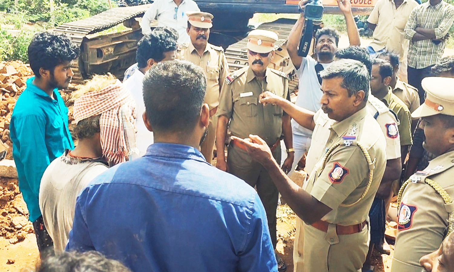 4 வழிச்சாலை பணிகளுக்காக வீடுகளை அகற்ற சென்ற அதிகாரிகளுடன் வாக்குவாதம் ...