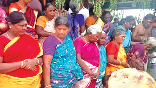 மக்கள் நல்வாழ்வு பெற கைம்பெண்களுக்கு பாத பூஜை செய்த சுமங்கலி பெண்கள் ...
