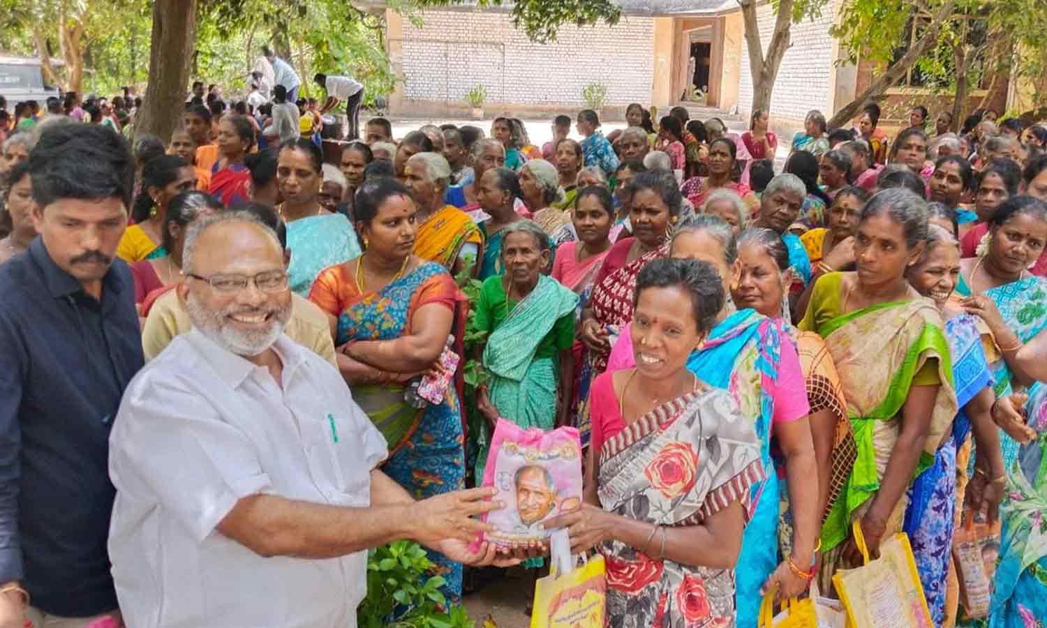 100 நாள் வேலை செய்யும் 2 ஆயிரம் பேருக்கு புடவை-கைலி | Sari-Khili for 2 ...