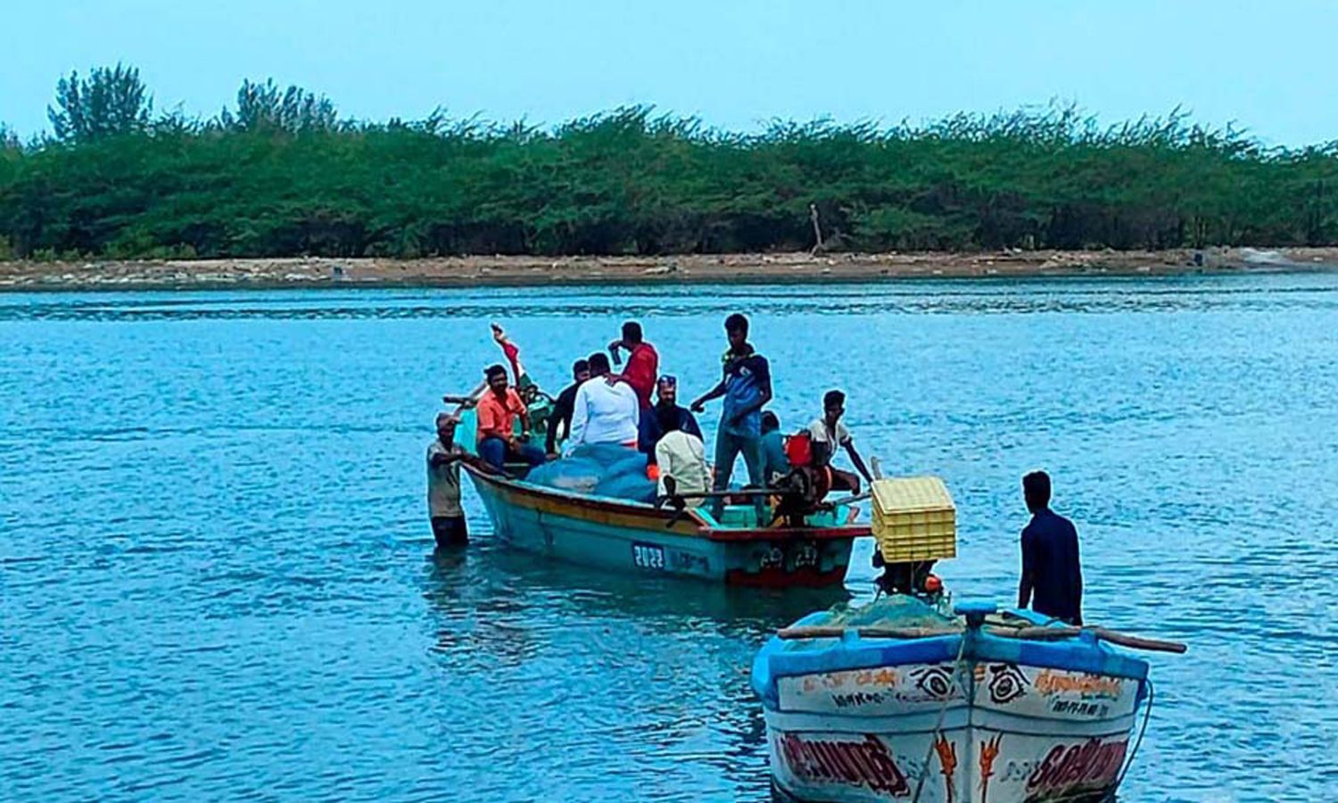காரைக்கால் சுற்றுலா பயணிகளை பாதுகாப்பு இல்லாமல் படகு சவாரி அழைத்து ...