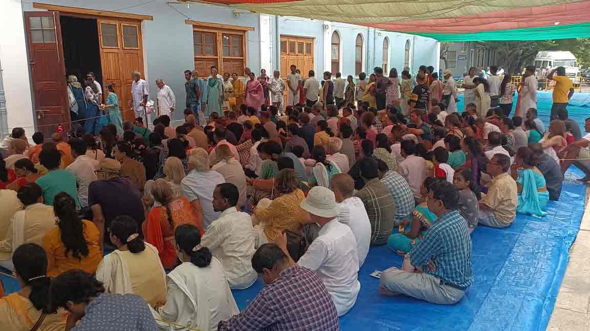 ஆசிரமத்தில் பக்தர்கள் கூட்டு தியானம் | Devotees meditate together in ...