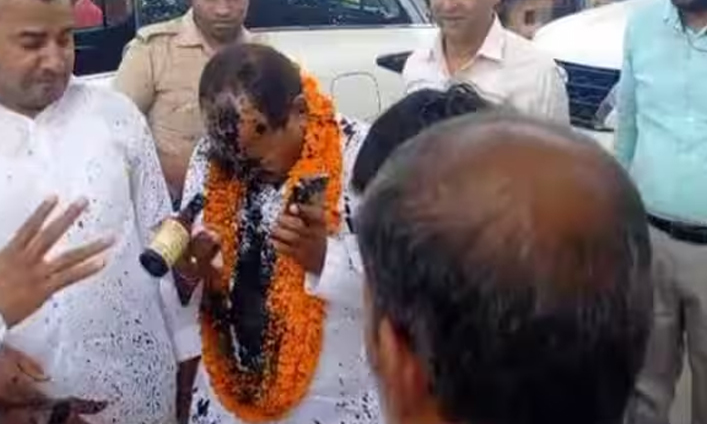 வேட்பாளர் மீது இன்க் வீசப்பட்ட சம்பவம்.. அவங்க தான் ஊத்த சொன்னாங்க ...