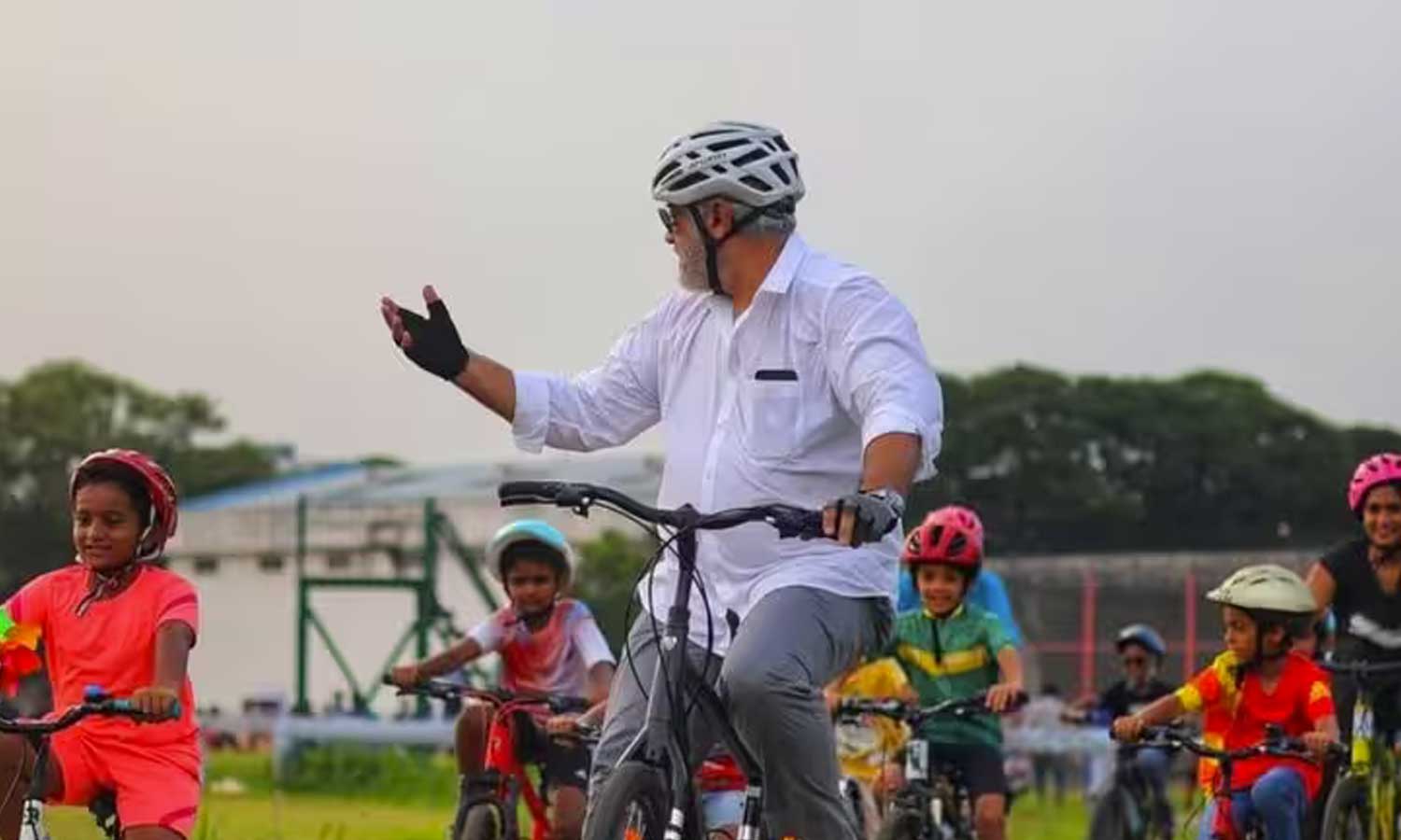 பள்ளிக்குழந்தைகளுடன் சைக்கிளிங் செய்த நடிகர் அஜித் | Actor Ajith Cycle ...