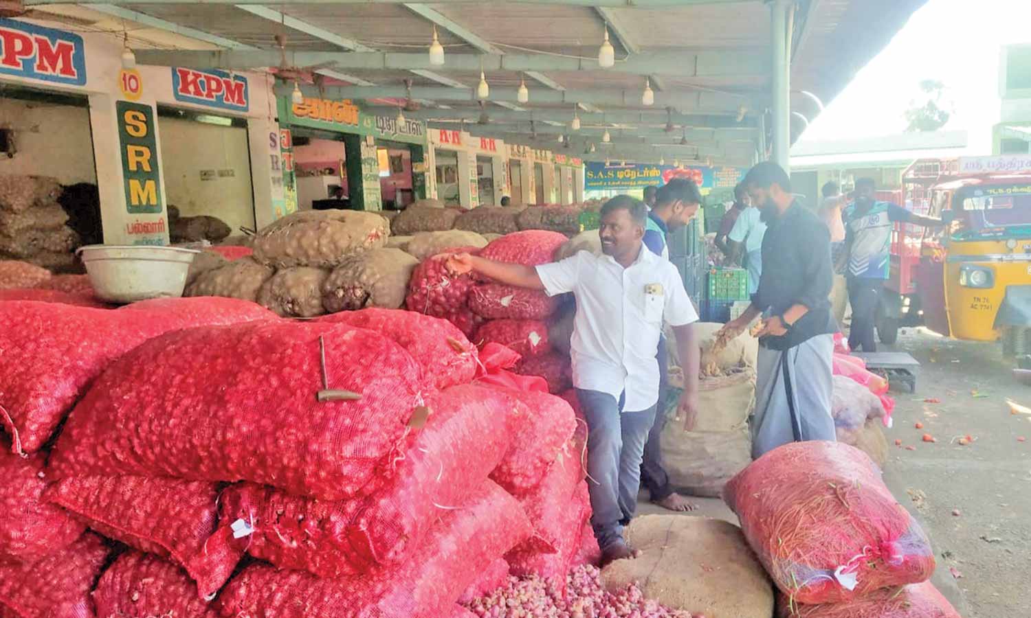 பாவூர்சத்திரம் மார்க்கெட்டில் காய்கறி வாங்க குவிந்த கேரள வியாபாரிகள் ...