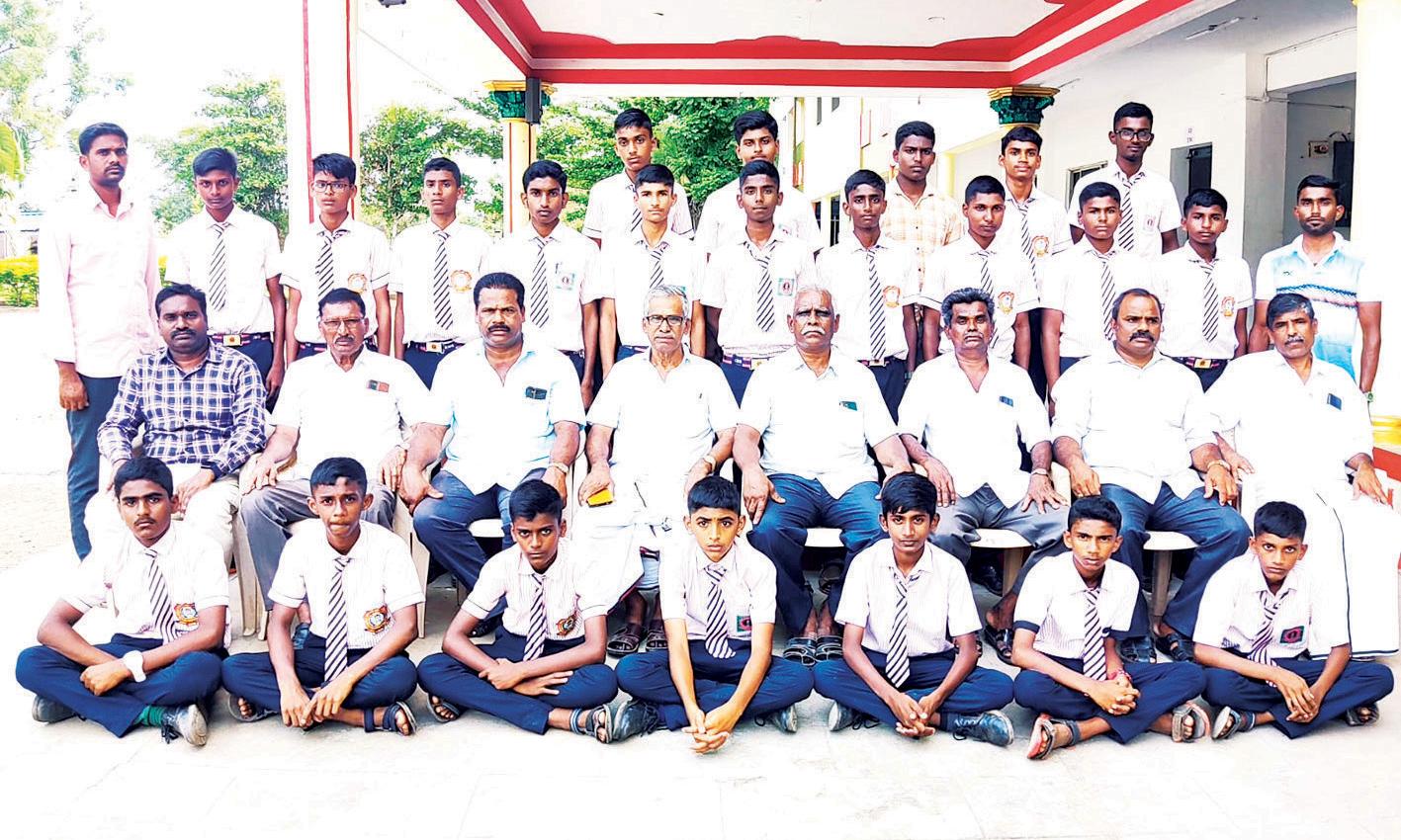 மொரப்பூர் கொங்கு பள்ளியில் சாதனை படைத்த மாணவர்களுக்கு பாராட்டு விழா ...