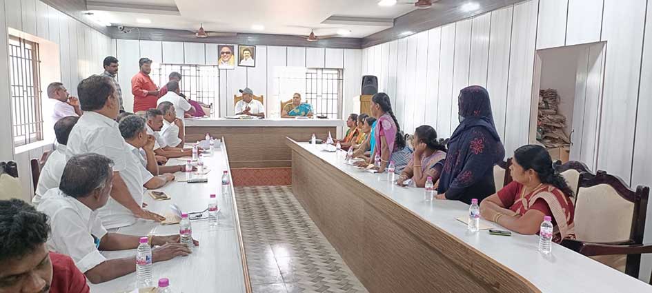 சுரண்டை நகராட்சி அலுவலகத்தில் அடிப்படை வசதிகளை கேட்டு கவுன்சிலர்கள் ...