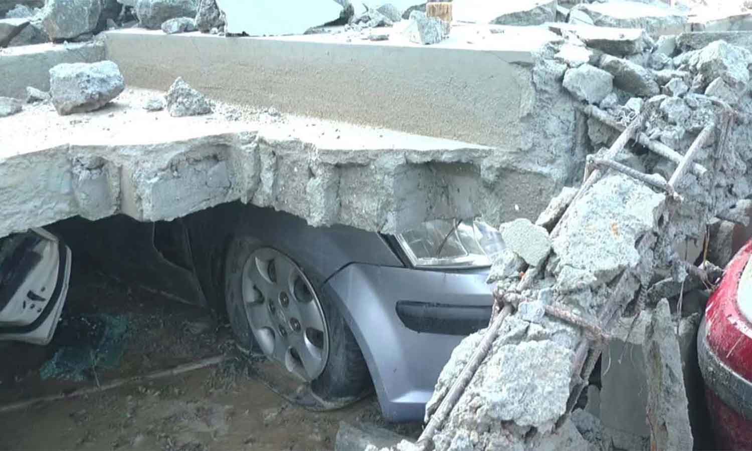 சித்தோடு அருகே பலத்த மழையால் 40 அடி மதில் சுவர் இடிந்து விழுந்து 8 ...