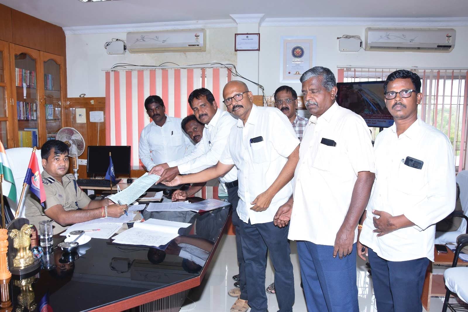 நெல்லை மாவட்ட தி.மு.க. சார்பில் உத்தரபிரதேச சாமியாரை கைது செய்யக்கோரி ...