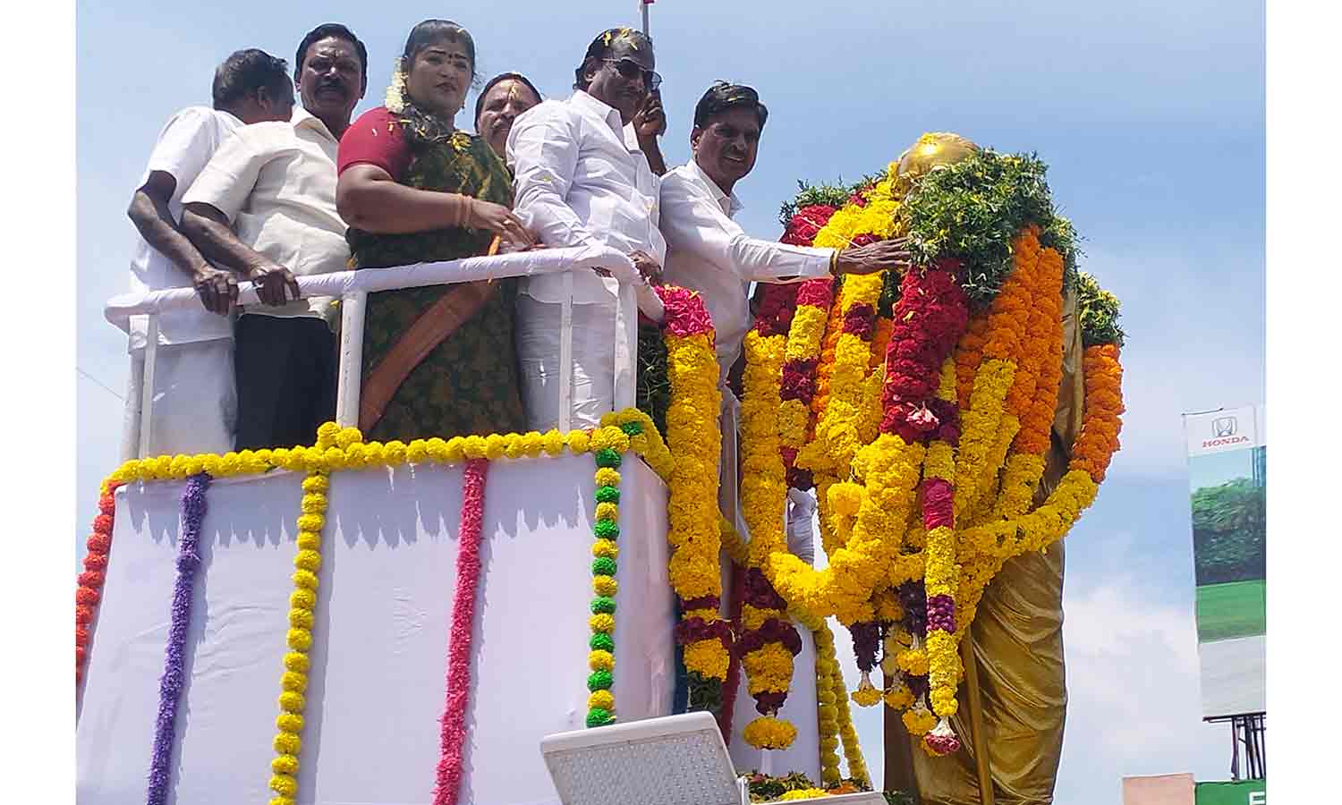 பெரியார் சிலைக்கு தி.மு.க.- அ.தி.மு.க.வினர் மாலை அணிவிப்பு | DMK - ADMK ...