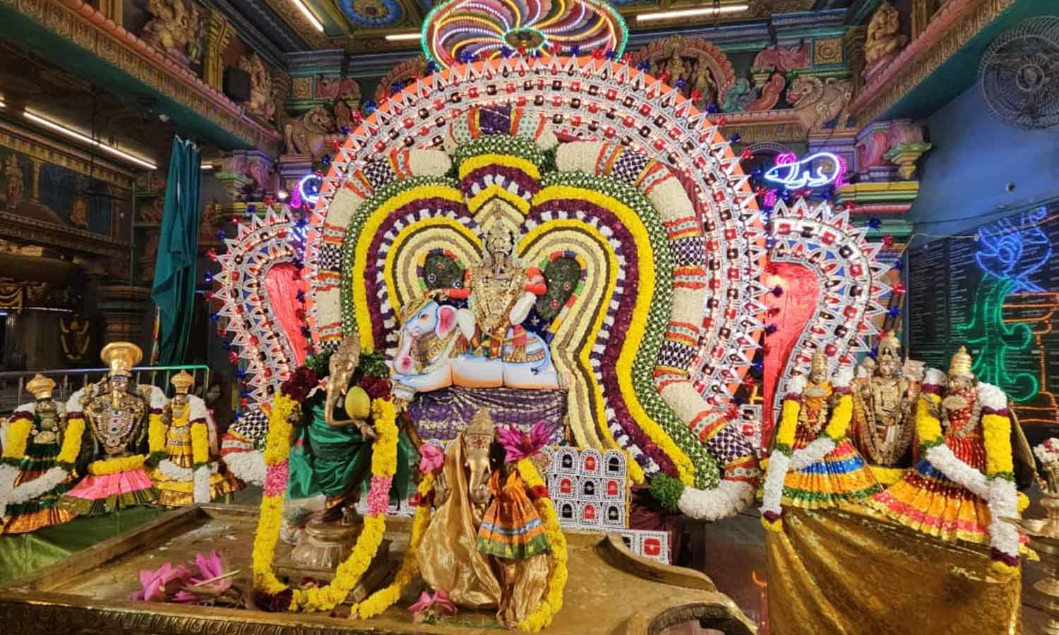 மணக்குள விநாயகருக்கு தங்க கவச அலங்காரத்தில் அமெரிக்க வைர கிரீடம் ...