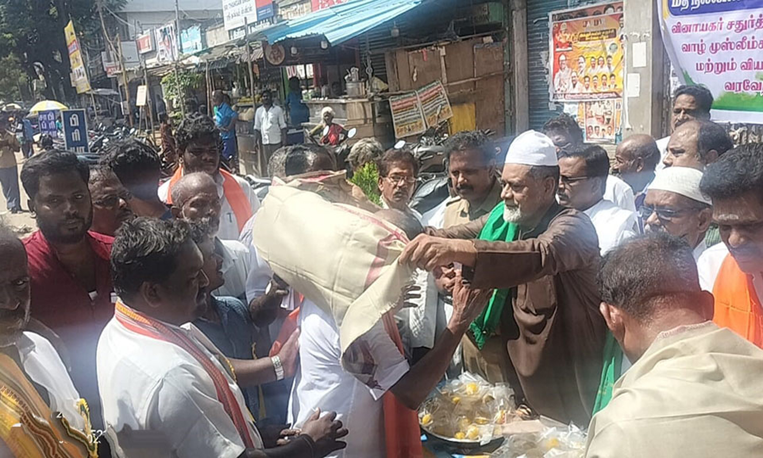 பண்ருட்டியில் மதநல்லிணக்கமாக மாறிய விநாயகர் சிலை ஊர்வலம்: முஸ்லிம் ...