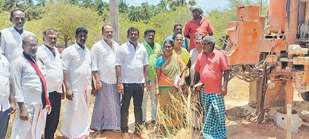 ராதாபுரம் ஒன்றியத்தில் 40-வது ஆழ்துளை கிணறு அமைக்கும் பணி- மாவட்ட ...