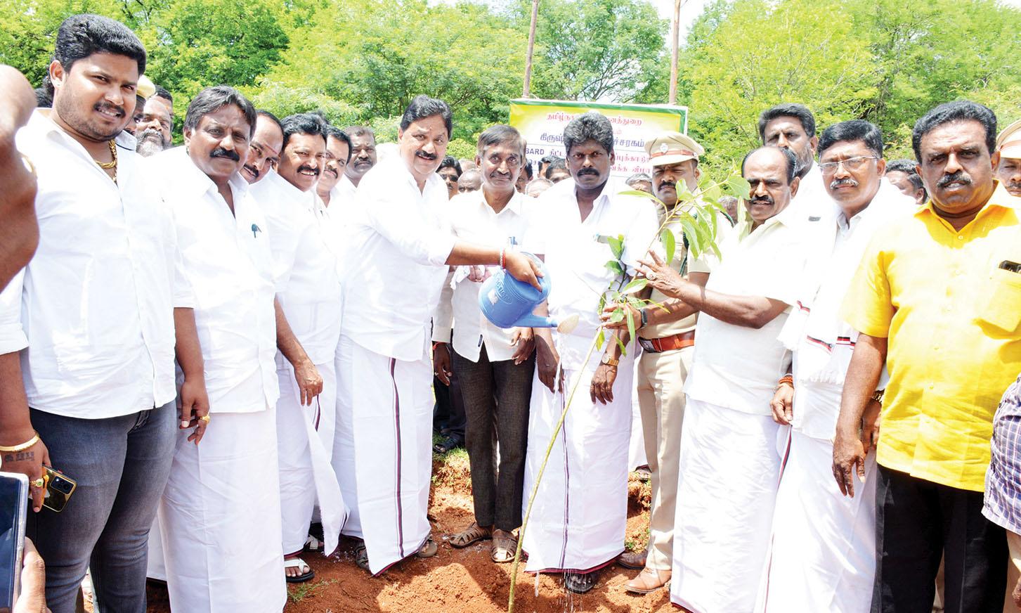 மரக்கன்றுகள் நடும் பணி: மதியழகன் எம்.எல்.ஏ. தொடங்கி வைத்தார் | Planting ...