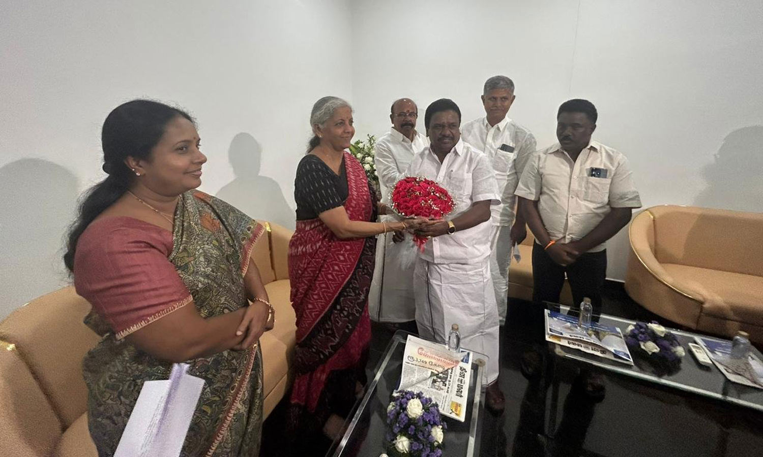 மத்திய மந்திரி நிர்மலா சீதாராமனுடன் அ.தி.மு.க. எம்.எல்.ஏ.க்கள் இன்று ...