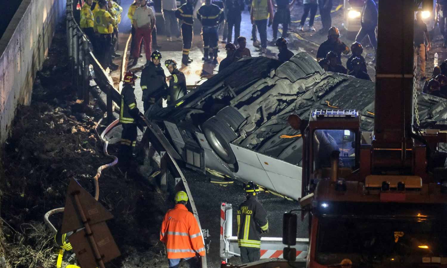 இத்தாலியில் பஸ் தீப்பிடித்து 21 பேர் பலி | At least 21 dead after ...