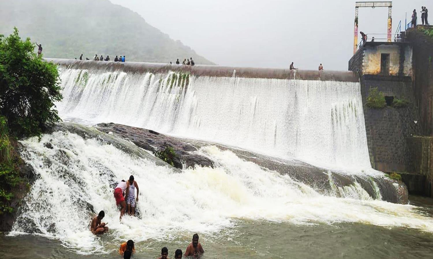 குண்டாறு அணையில் ஆபத்தை உணராமல் குளிக்கும் சுற்றுலா பயணிகளால் விபத்து ...