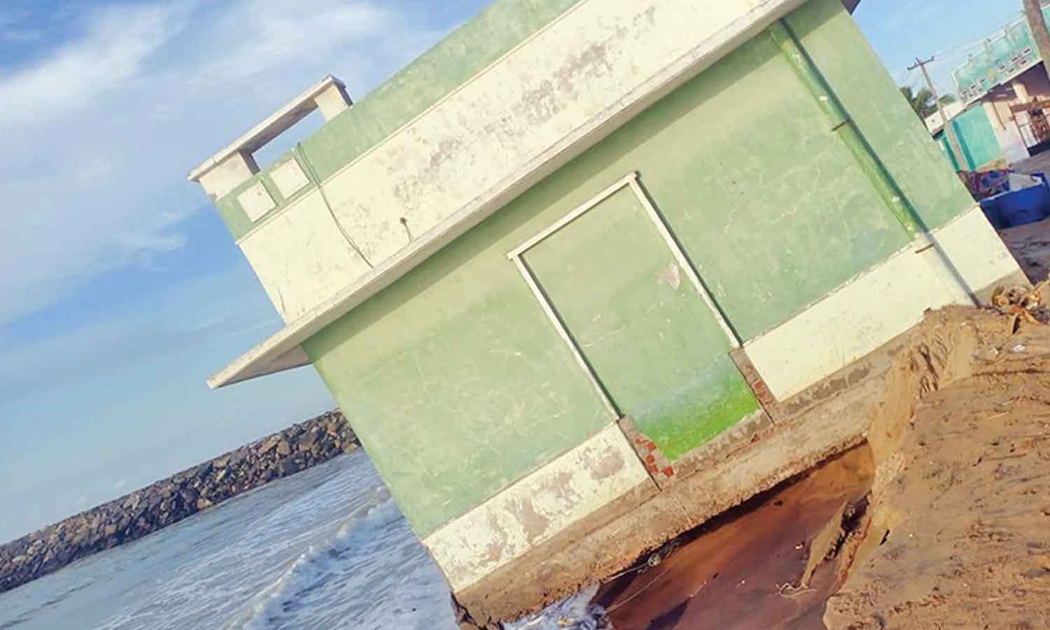 உவரி அருகே கடல் அரிப்பால் சரிந்து விழுந்த அரசு கட்டிடம் | A government ...