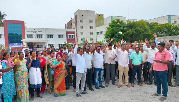சஸ்பெண்டுக்கு எதிர்ப்பு சேலம் ஆர்.டி.ஓ. அலுவலகத்தில் கிராம நிர்வாக ...