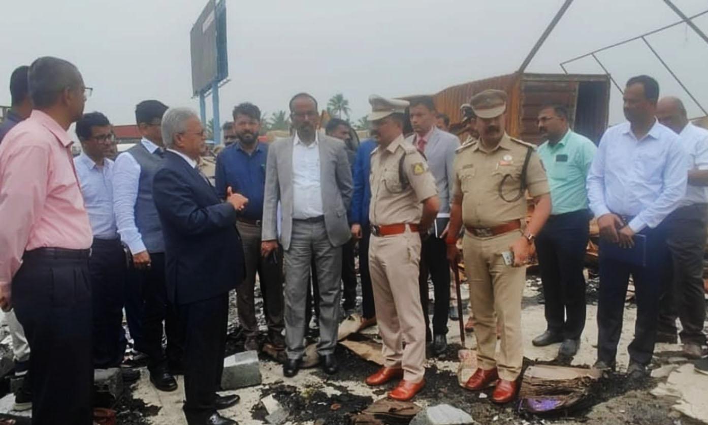 ஓசூர் அருகே கர்நாடக எல்லையில் 7 பட்டாசு கடைகளுக்கு சீல் | 7 firecracker ...