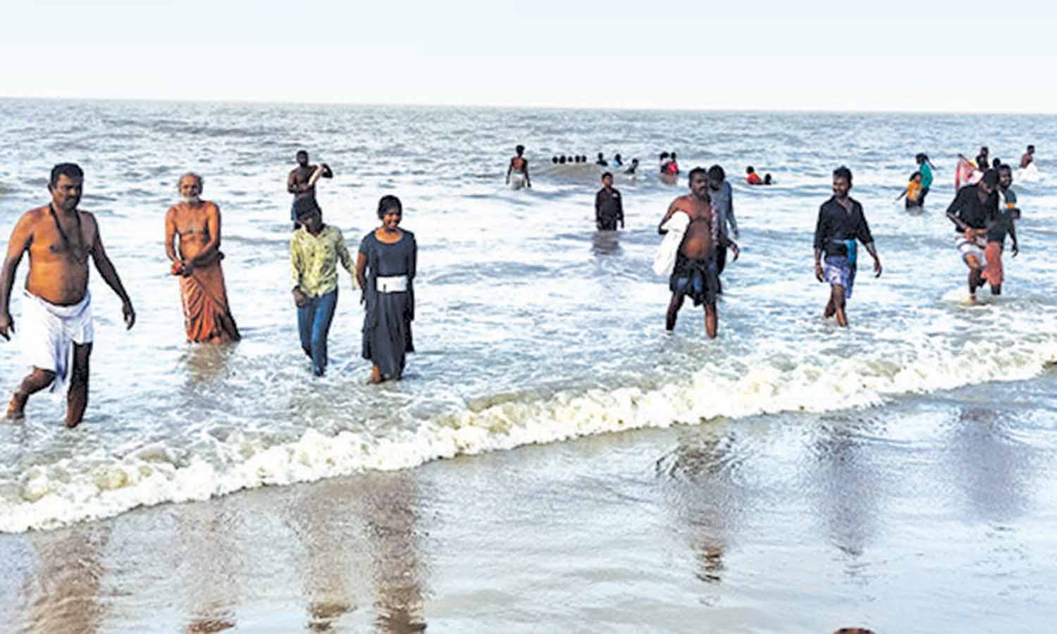 வேதாரண்யம் சன்னதி கடலில் தர்ப்பணம் கொடுத்து பொதுமக்கள் வழிபாடு ...