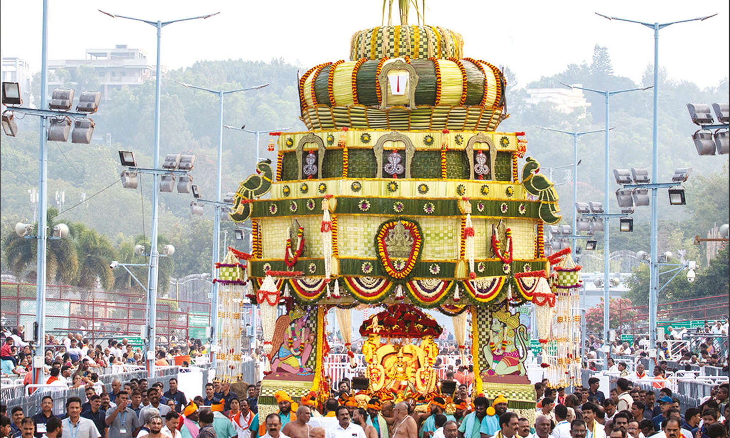 திருப்பதி ஏழுமலையான் 27 அடி உயர புஷ்பக விமான வீதிஉலா | Tirupati Seven ...