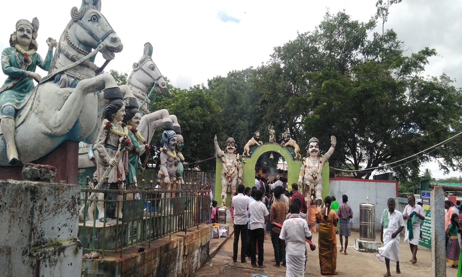அய்யலூர் வண்டிகருப்பணசாமி கோவிலில் கிடாவெட்டி நேர்த்திக்கடன் செலுத்திய ...