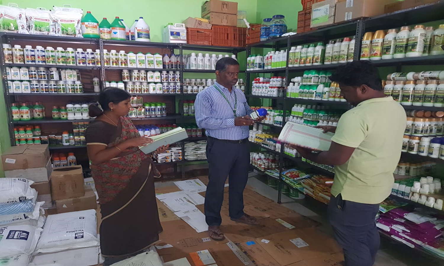 மரக்காணம் பகுதிகளில் உர விற்பனை நிலையங்களில் அதிகாரிகள் திடீர் ஆய்வு ...