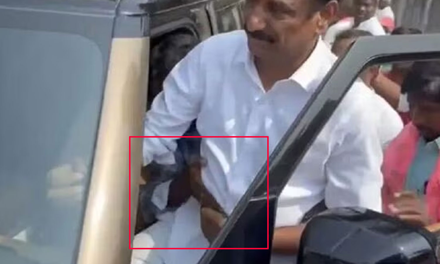 ஓட்டு கேட்டு வந்த எம்.பி.-க்கு கத்திக் குத்து.. தெலுங்கானாவில் பரபரப்பு ...