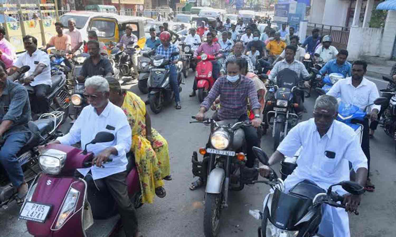 புதுவை-கடலூர் சாலையில் போக்குவரத்து நெரிசலில் தவிக்கும் பொதுமக்கள் ...