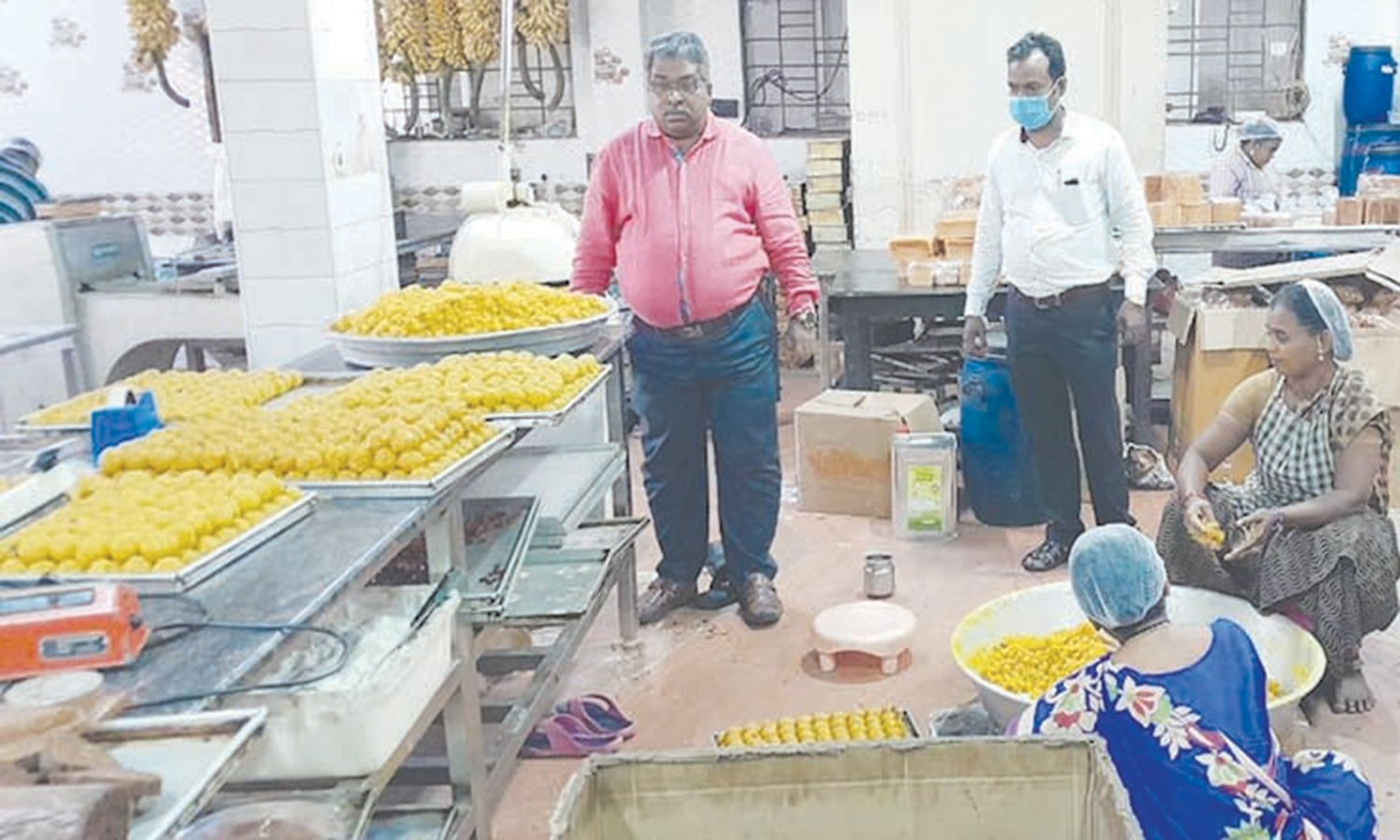 மணவாளக்குறிச்சி பகுதியில் பேக்கரி கடைகளில் உணவு பாதுகாப்பு அதிகாரிகள் ...