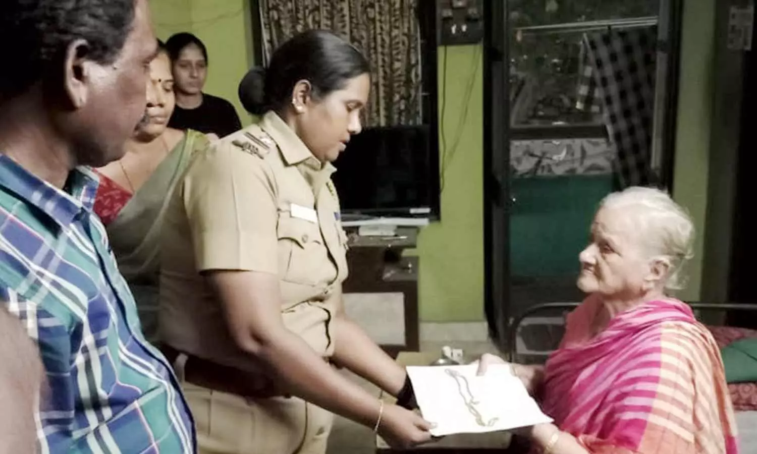 வீடு புகுந்து திருட்டு: மூதாட்டியிடம் திருடிய 8 பவுன் நகை மீட்பு ...