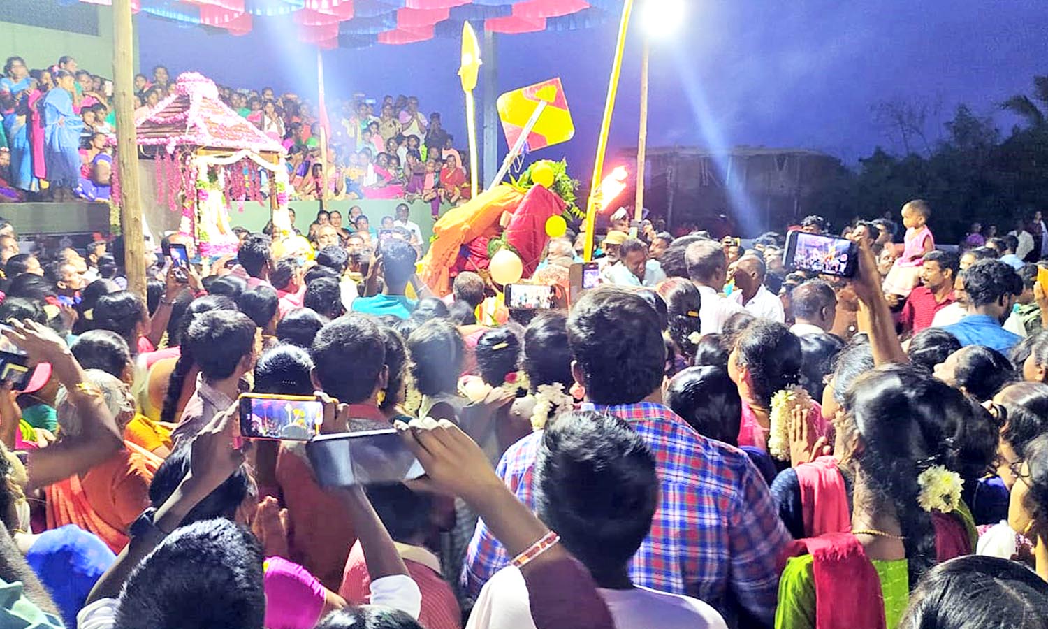 பாவூர்சத்திரம் வென்னிமலை முருகன் கோவிலில் சூரசம்ஹாரம்- ஆயிரக்கணக்கான ...