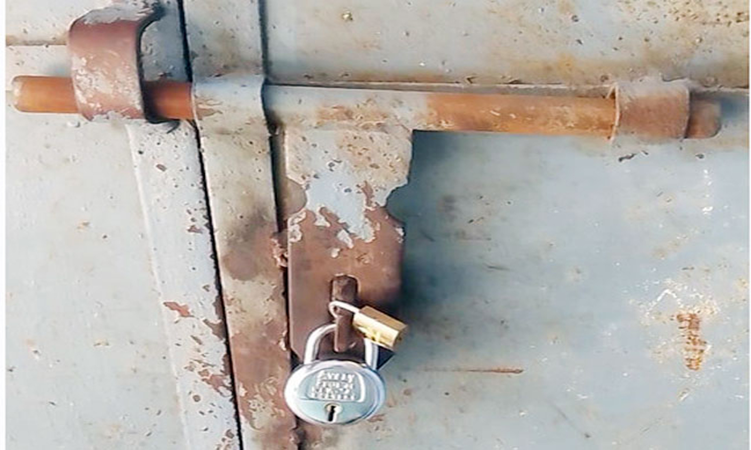 செம்பட்டியில் கெட்டுப்போன உணவு பொருட்கள் விற்ற கடைக்கு பொதுமக்கள் ...