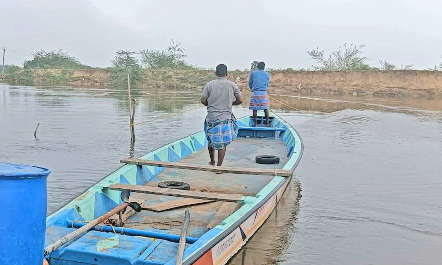 ஆரணி ஆற்று வெள்ளத்தில் ஒரு வாரமாக படகில் செல்லும் கிராம மக்கள் ...