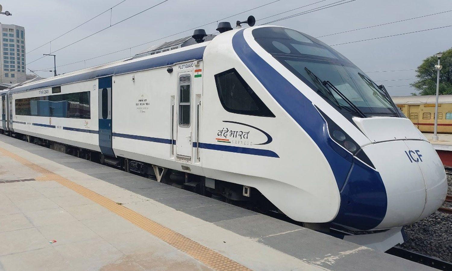 வந்தே பாரத் ரெயிலில் தானியங்கி கதவு திறக்காததால் திண்டுக்கல்லில் பயணிகள் பரிதவிப்பு- Passengers ...