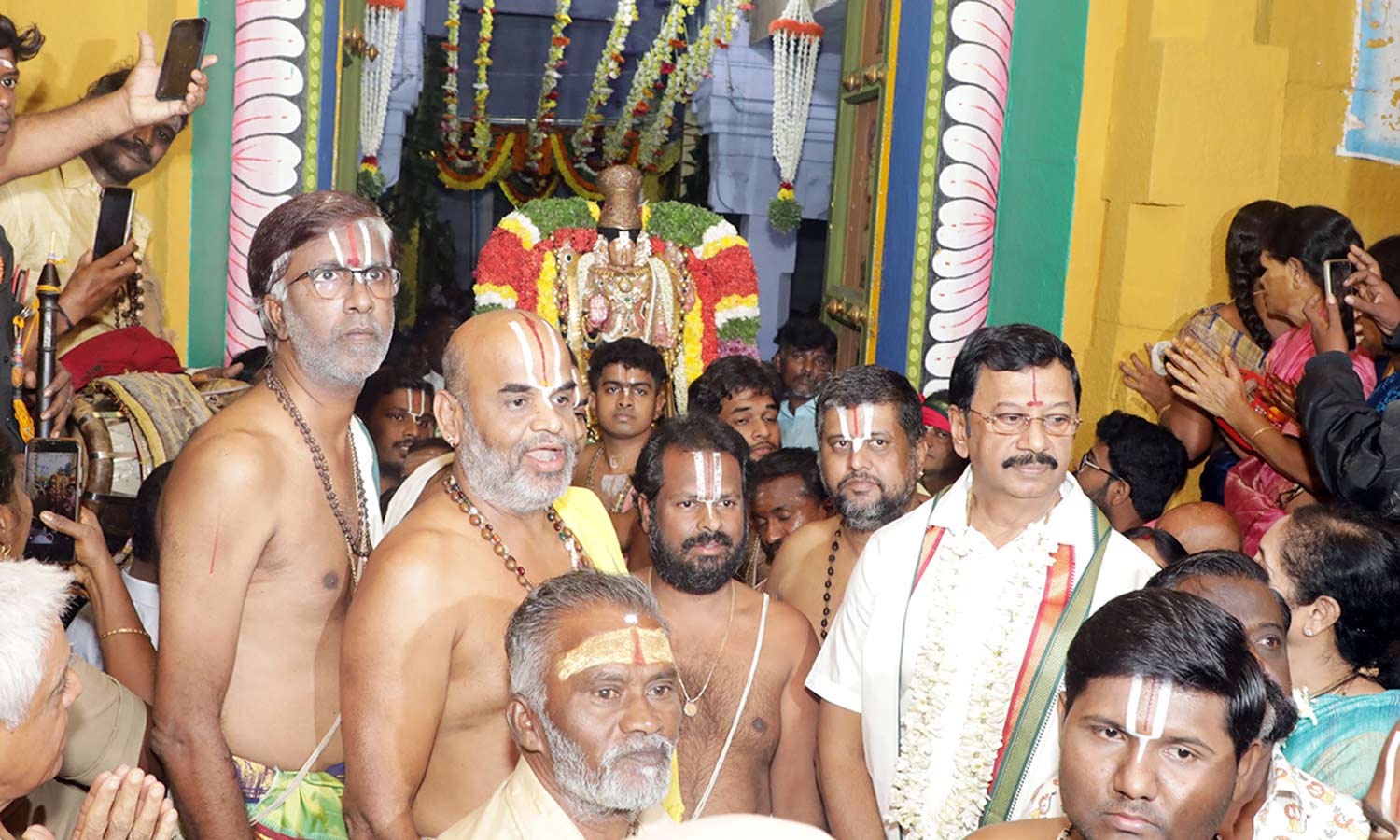 ஸ்ரீவில்லிபுத்தூர் ஆண்டாள் கோவிலில் பரமபத வாசல் திறப்பு ...