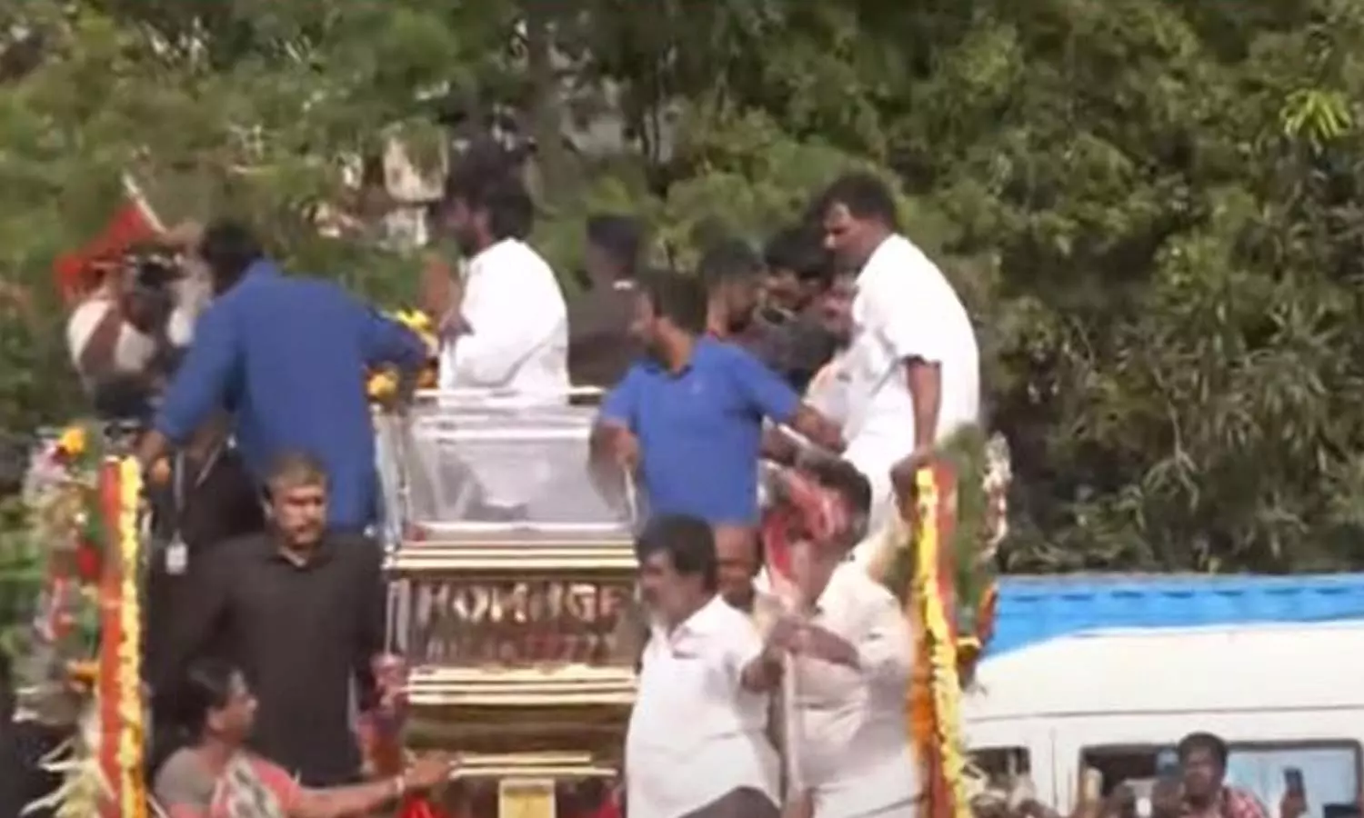 கேப்டனின் இறுதிப் பயணம்- பல்லாயிரக்கணக்கானோர் கண்ணீர் அஞ்சலி | Tamil ...