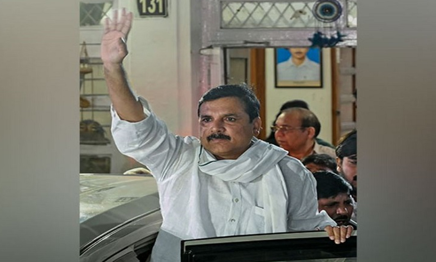 போலீஸ் வாகனத்தில் வந்து மனு தாக்கல் செய்த ஆம் ஆத்மி எம்.பி சஞ்சய் சிங் ...