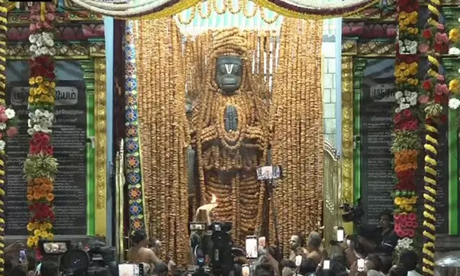 அனுமன் ஜெயந்தி: 1,00,008 வடை மாலையில் பக்தர்களுக்கு காட்சி அளித்த ...