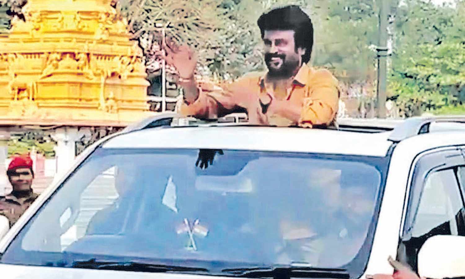 'வேட்டையன்' படப்பிடிப்பு திறந்த காரில் ரசிகர்களை பார்த்து கையசைத்து ...