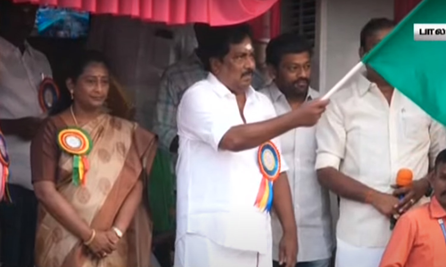 பாலமேடு ஜல்லிக்கட்டு: அமைச்சர் மூர்த்தி கொடியசைத்து தொடங்கி வைத்தார் ...